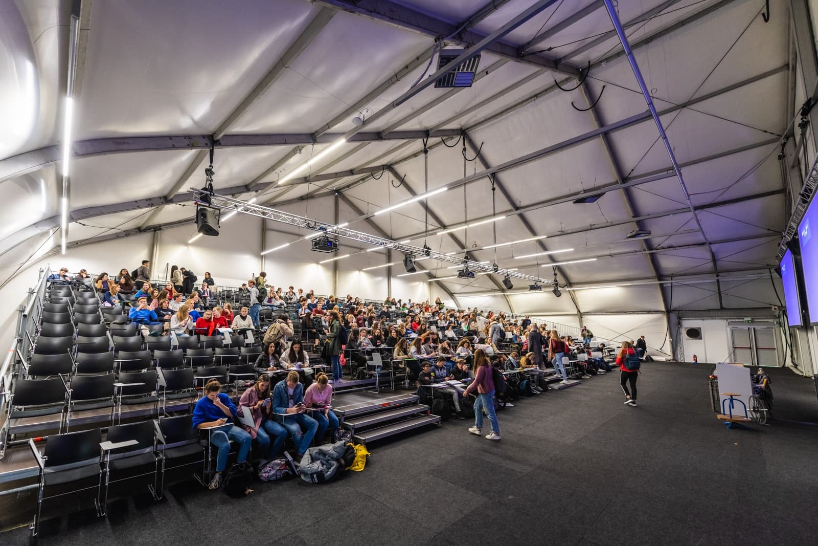 Do you need a temporary auditorium? Contact Veldeman